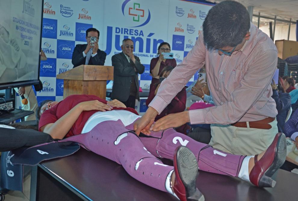 Galería » Entregamos 21 trajes antishock a las 9 redes de salud de la ...